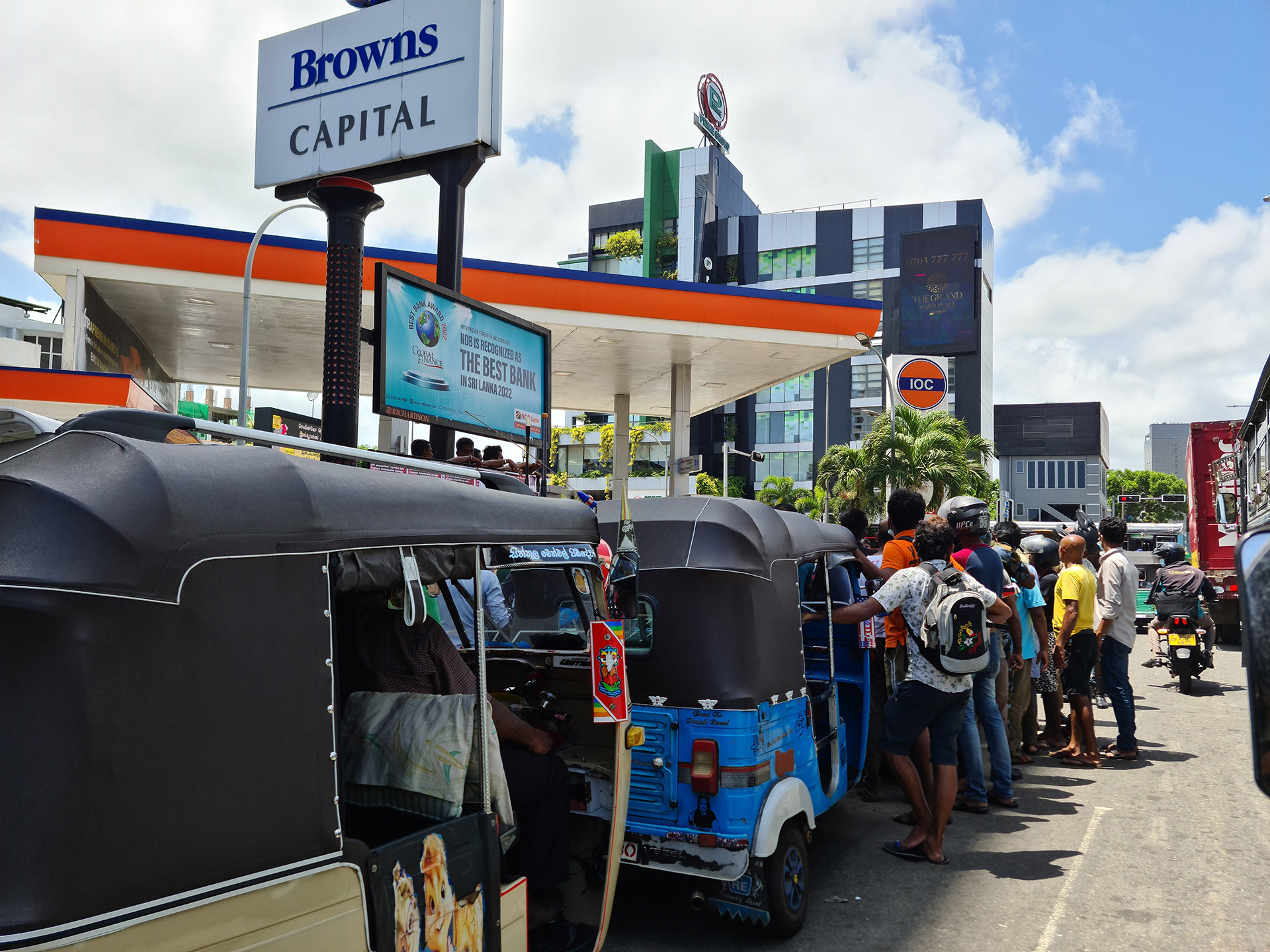 fuel_queue_in_colombo2.jpg | Politics and Economics | The New Humanitarian