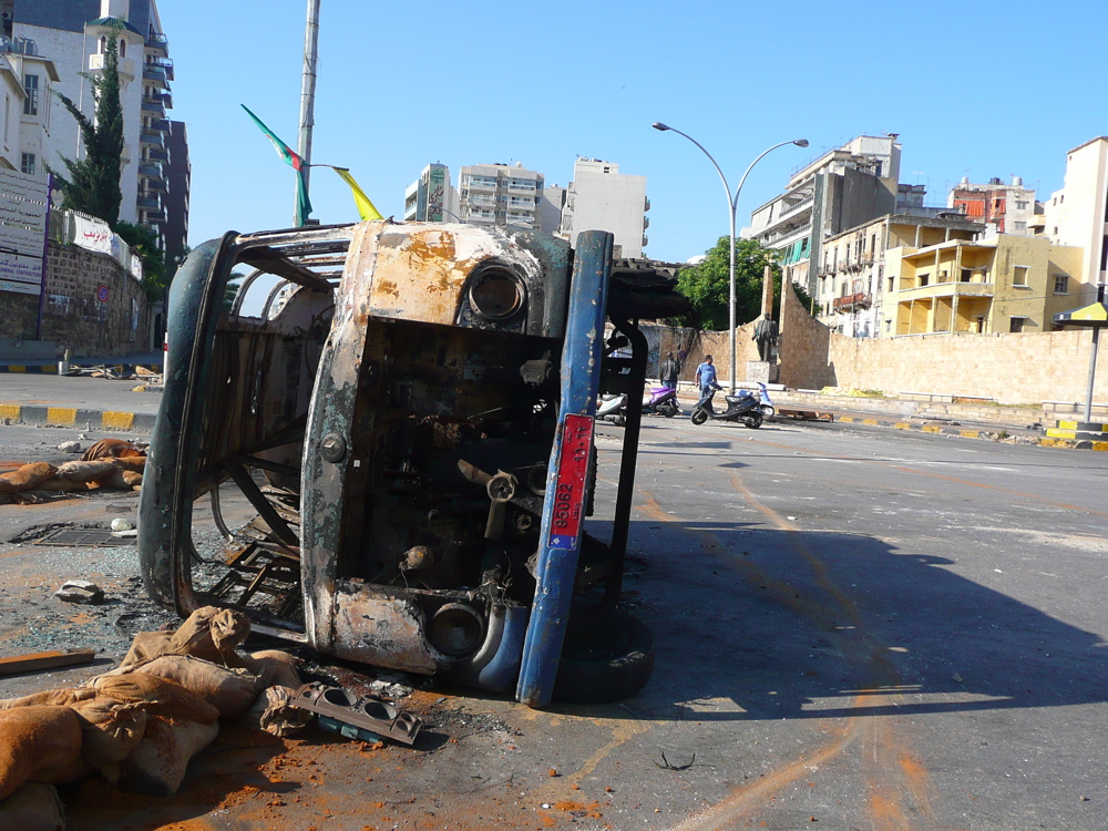 Impromptu roadblocks again marked parts of Beirut's former civil war ...