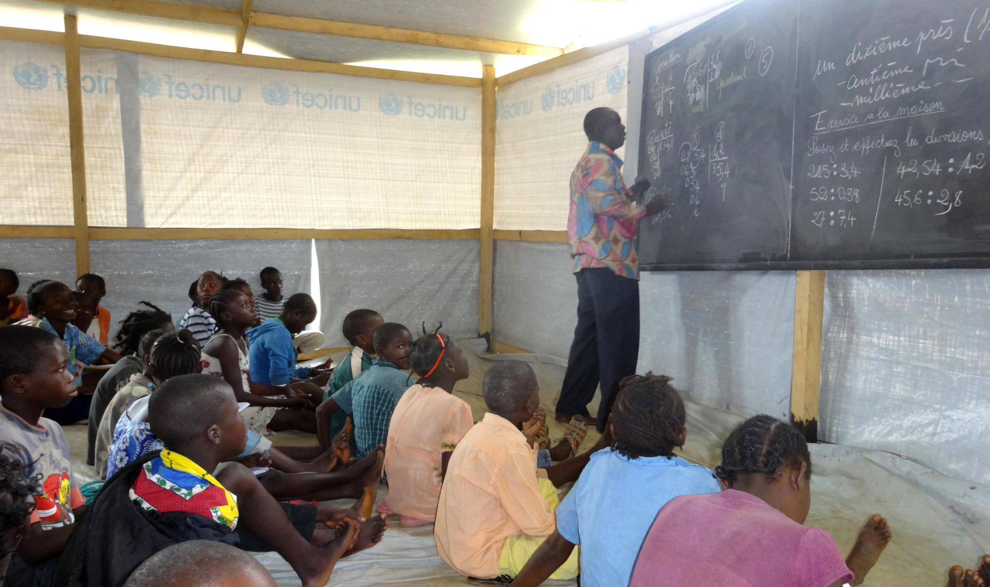 A class at one of Unicef's temporary learning spaces in Bangui - at Boy ...