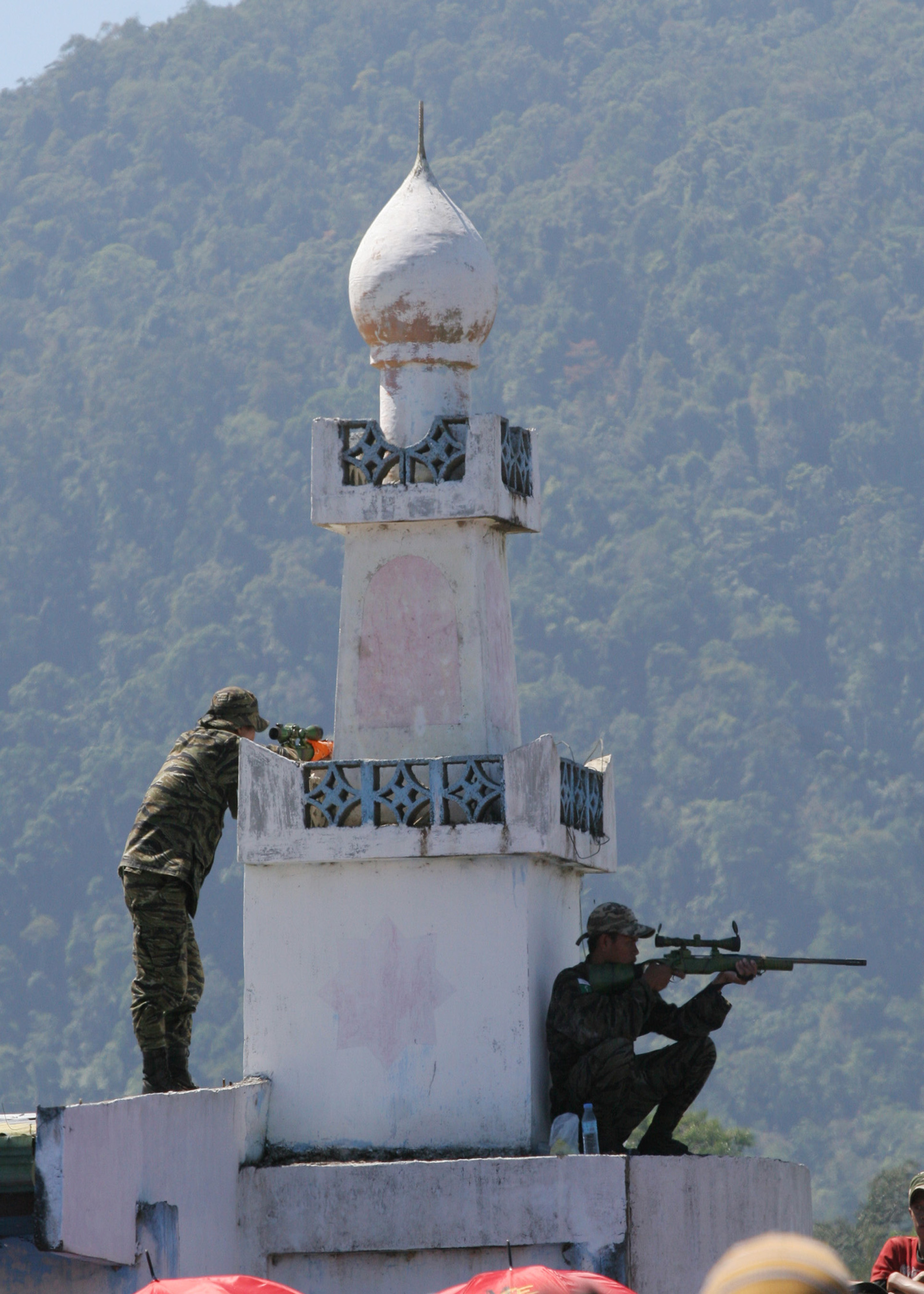 Snipers with the rebel Moro Islamic Liberation Front (MILF) in Mindanao ...